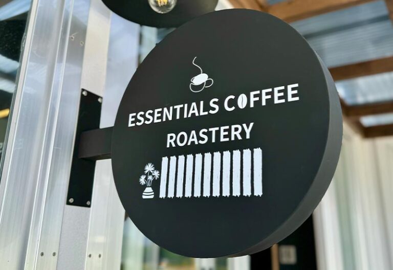 沖縄・うるま市のESSENTIALS COFFEE ROSTERYは海のそばで、コーヒー片手にゆんたくが楽しめる場所 - ひつじの珈琲タイム ...